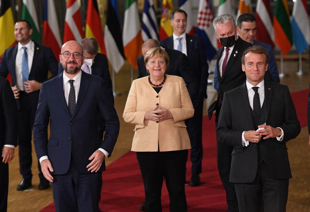 Les dirigeants européens ovationnent Angela Merkel pour son dernier ...