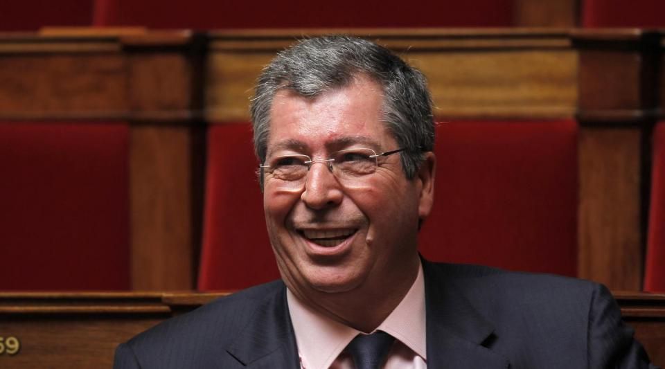 Patrick Balkany fait un bras d'honneur face caméra | Atlantico.fr