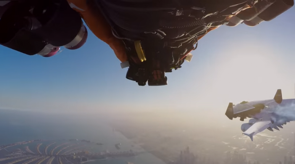 Ce français vole en jetpack le long d'un A380 au large de Dubaï ...