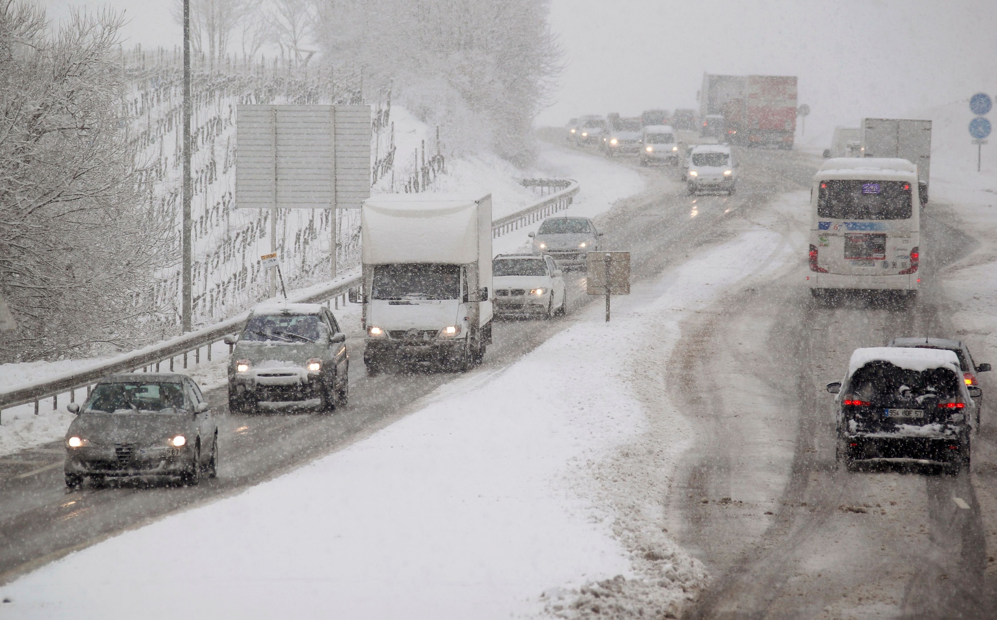 Départs en vacances : la neige fait son apparition sur des routes ...